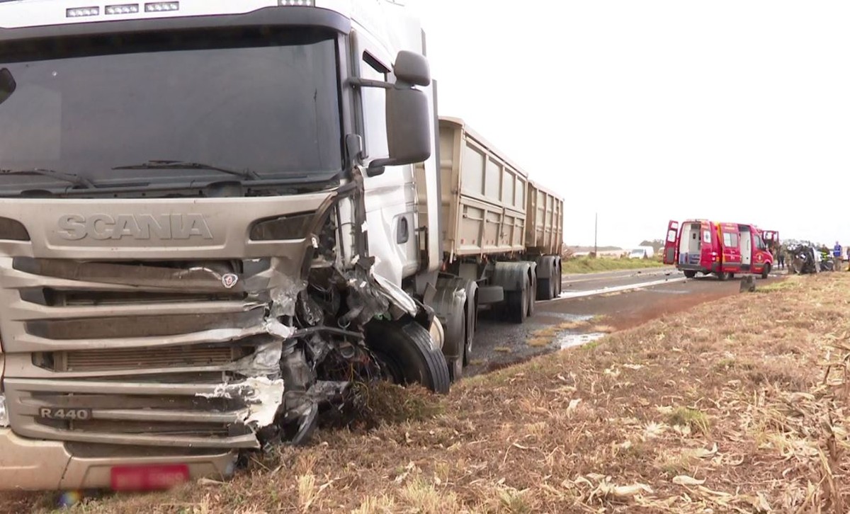 Motorista de carro morre em batida com caminhão na PR-170, em Rolândia | Norte e Noroeste | G1