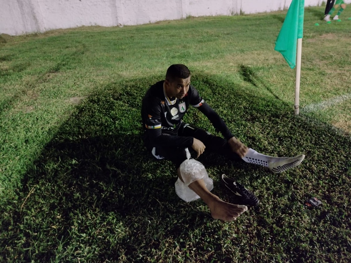 Ricardo se machuca sozinho no jogo contra o São Paulo Crystal e se ...