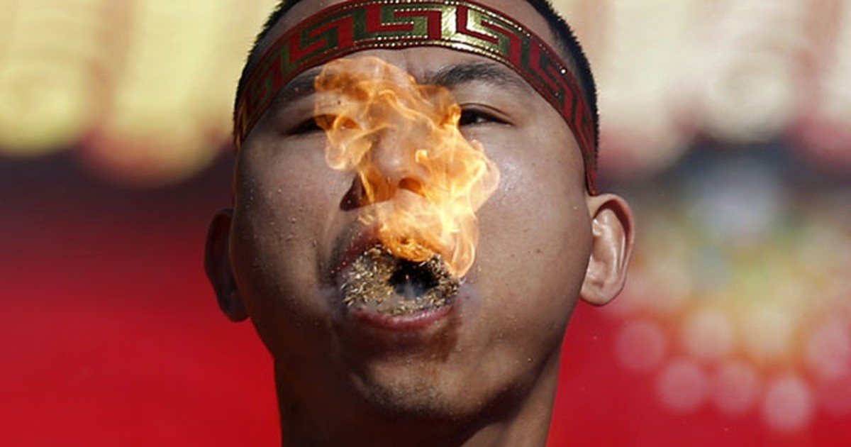 G1 - Artista cospe fogo em demonstração de força em evento na China ...