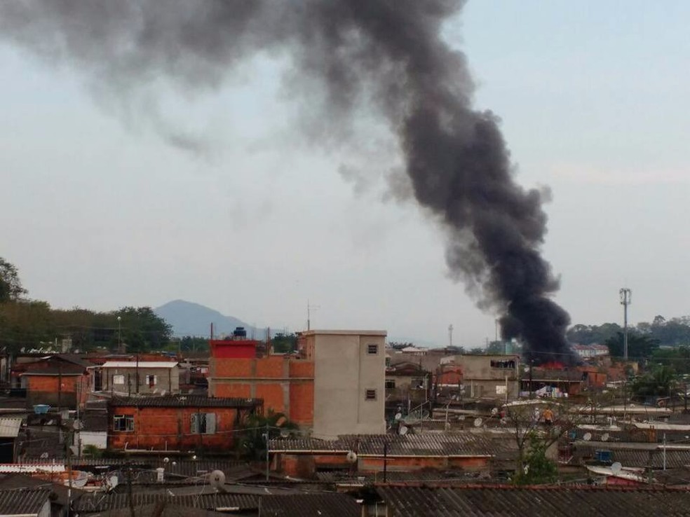 Incêndio atinge moradias em comunidade próxima ao Polo Industrial de ...