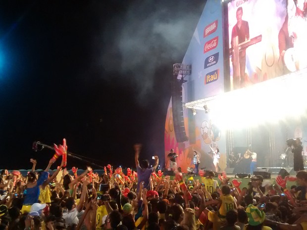 G1 - Torcedores mantêm a festa na Fan Fest em Fortaleza após goleada ...