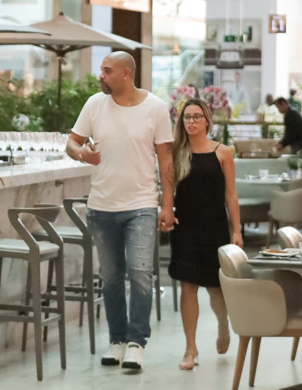 Adriano Imperador é Tietado Durante Passeio Em Shopping Com A Namorada