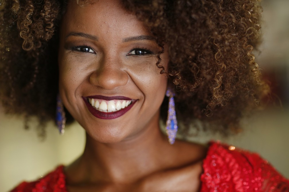 Musa da União da Ilha usa caneleiras com pesos pelo corpo para sambar e ...