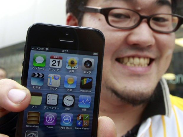 G1 - Após longa espera, japoneses compram iPhone 5 - notícias em ...