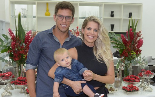 Amaury Nunes combina look com Enrico em festa com Karina Bacchi - Quem ...