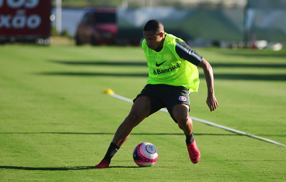 Titular pela 1ª vez, Wellington Silva vira atração em jogo de suplentes ...