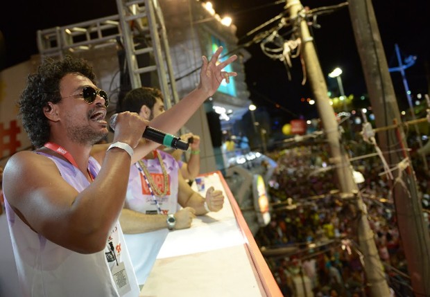 Leo Maia canta sucessos de Tim Maia na varanda do camarote QUEM - Quem ...