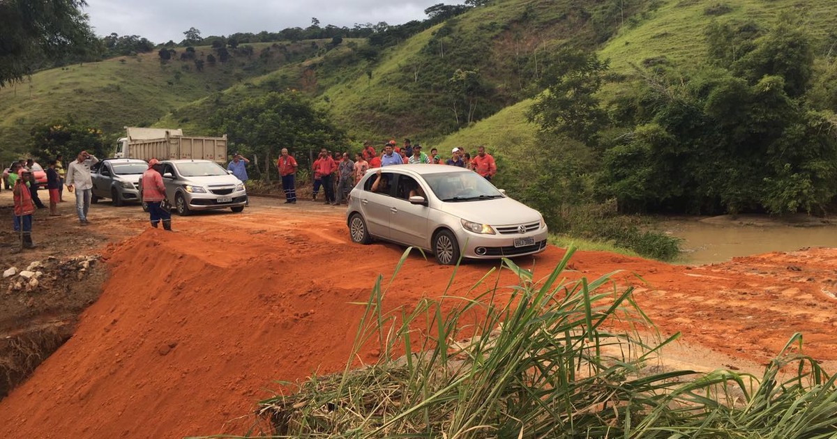 G1 - Trânsito na BR-418, em Carlos Chagas, é liberado em meia pista ...