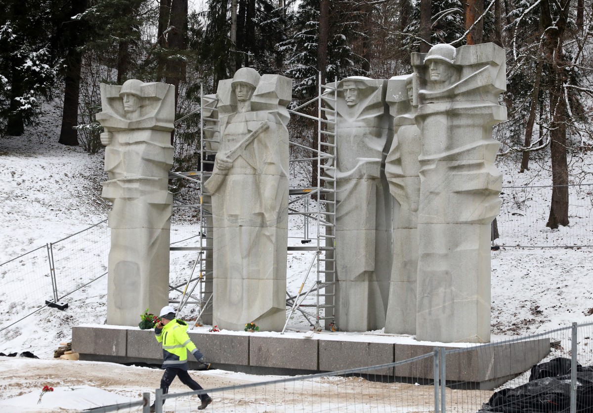 Lituânia desmonta monumento soviético na capital Vilnius | Mundo | G1