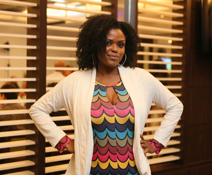 Elenco e direção se reúnem para assistir à estreia de 'A Regra do Jogo ...