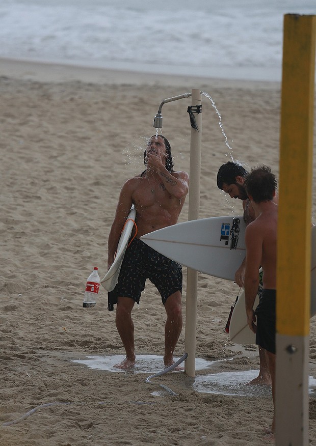 Gato molhado! Rômulo Neto mostra habilidade no surfe - Quem | QUEM News