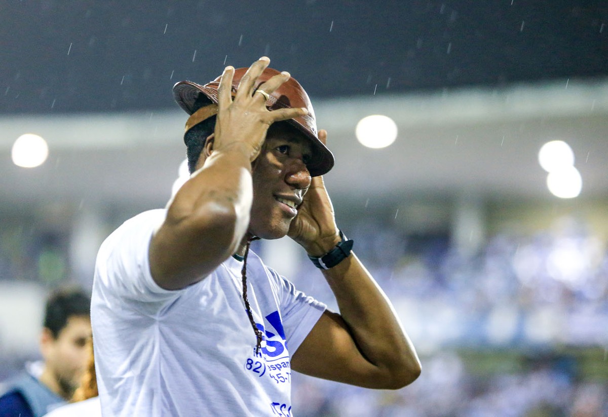 Equatoriano Daniel Angulo não quer receber salário do CSA até ser ...