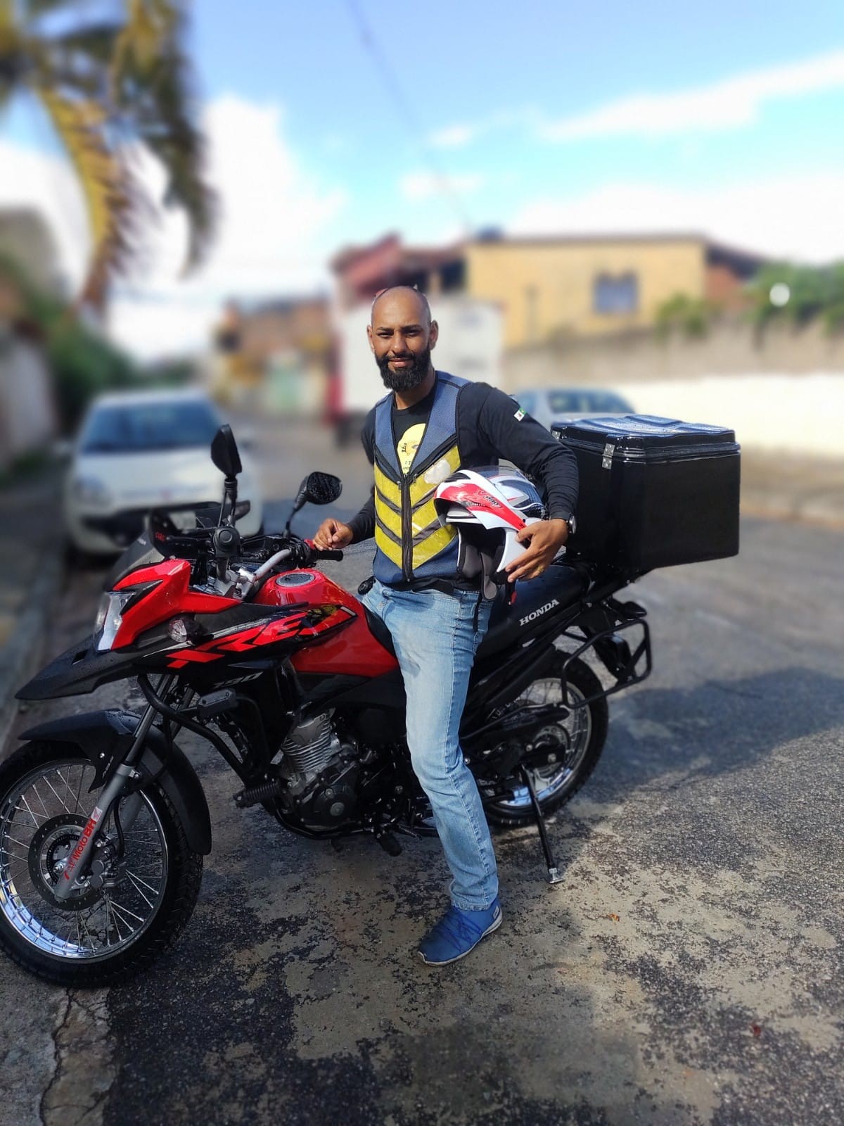 'Tô ralando enquanto todo mundo se diverte, mas cada um sabe onde o calo aperta, né?', diz ...