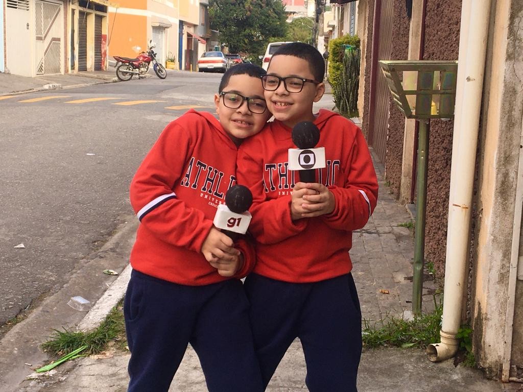 Gêmeos autistas se apaixonam pela Rede Globo e fascínio os leva a ...