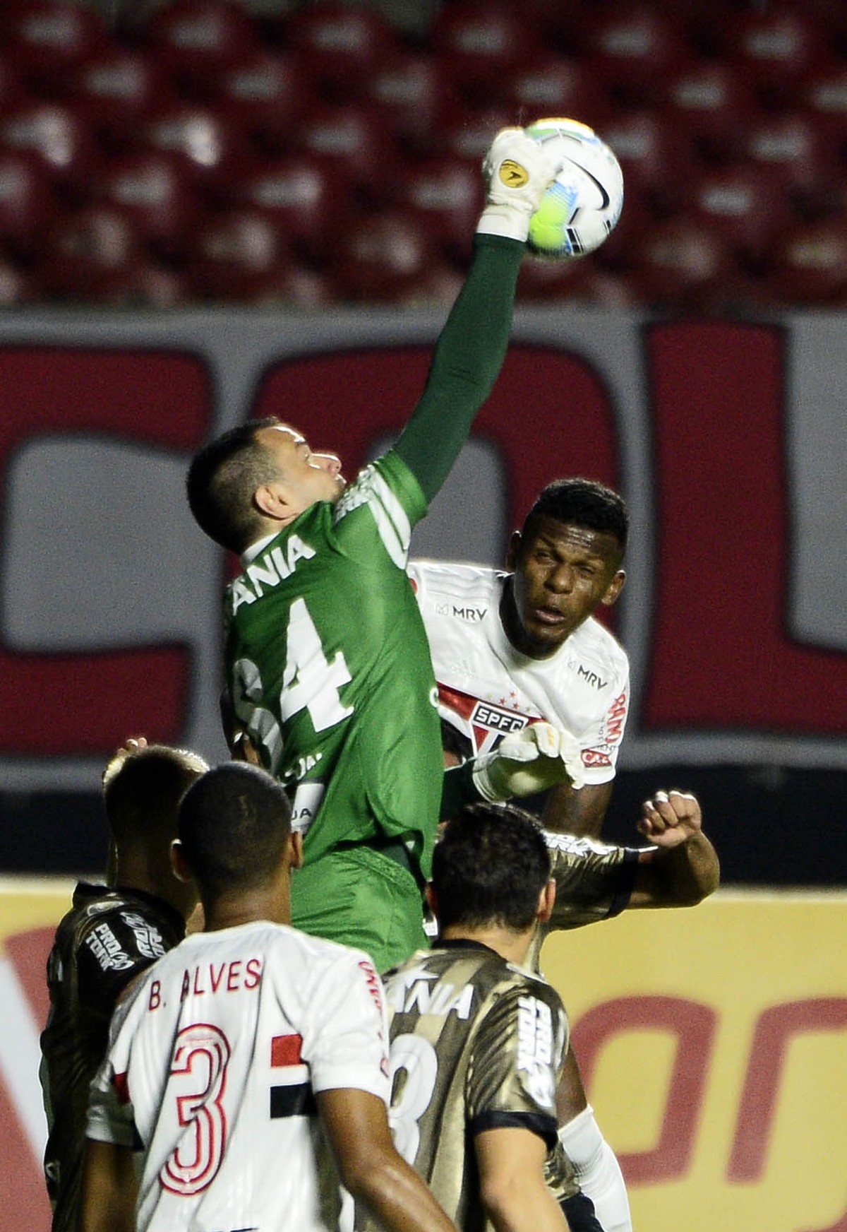 Wilson segura igualdade, e Sarrafiore marca pela primeira vez pelo ...