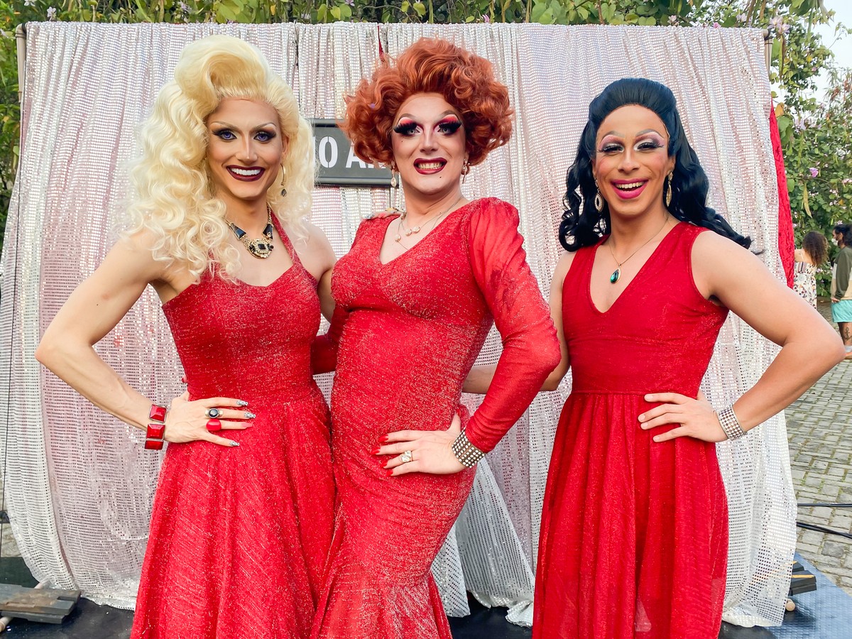 Musical com drag queens sobre a Era do Rádio sai do palco para áreas ...