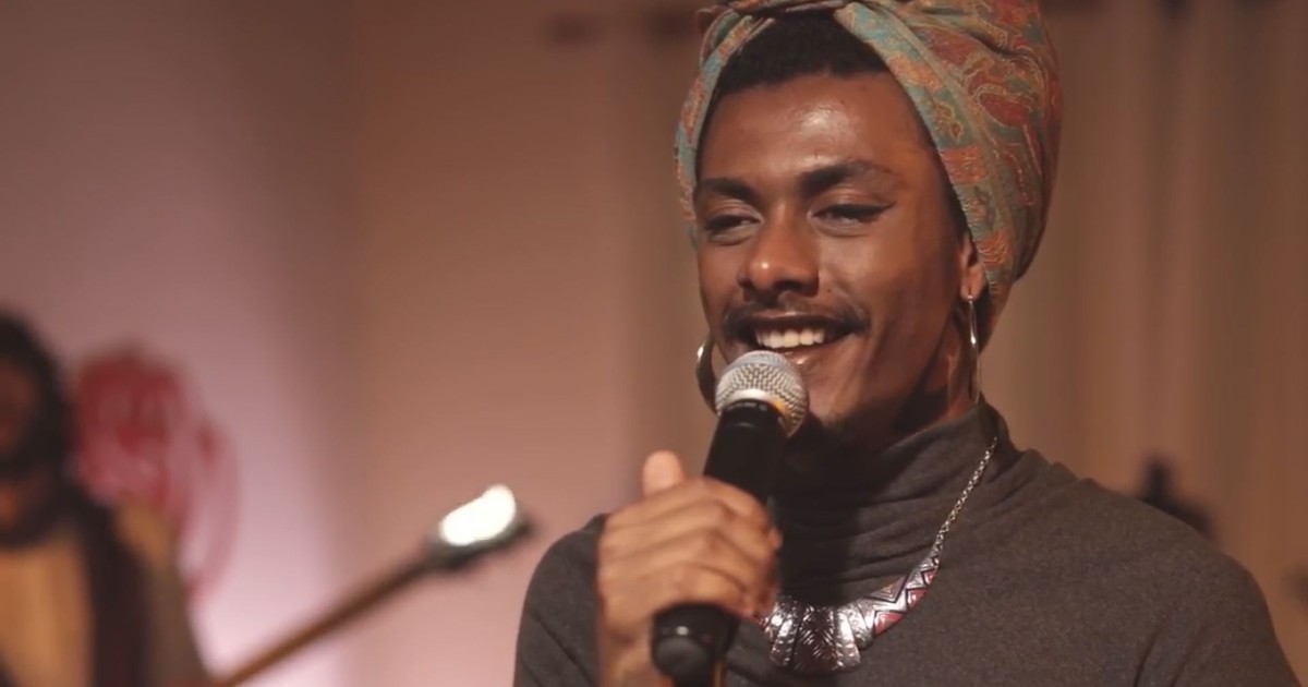 G1 - De batom e brincos, cantor Liniker tem 1 milhão de acessos com ...