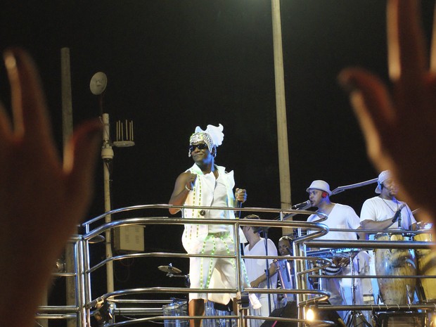 Vestido de branco, Marcio Victor comanda o desfile do Psirico ~ WORLD ...