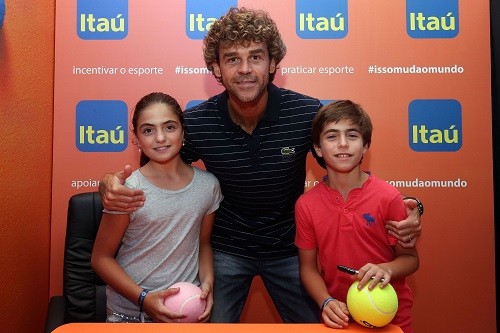 Guga faz a alegria de fãs em estande de patrocinador do Rio Open | Top ...