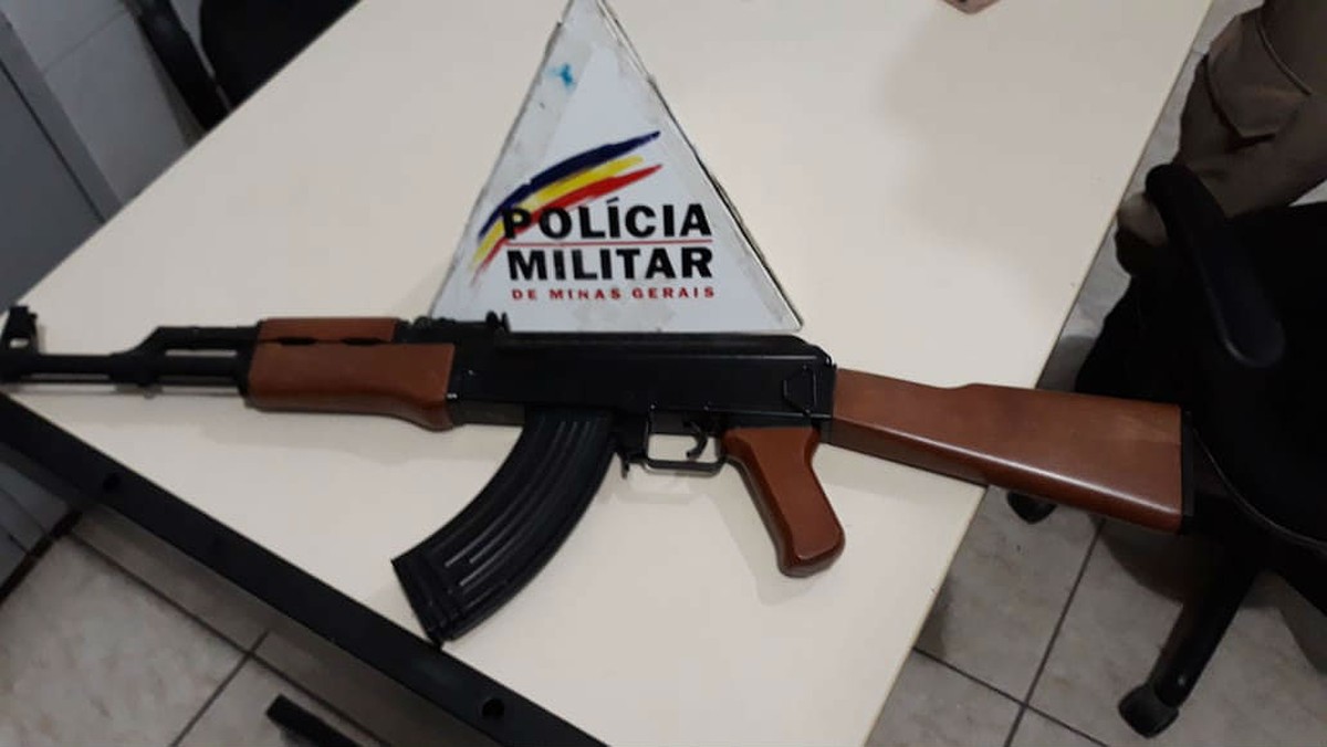 Polícia Militar Apreende Réplica De Fuzil Em Juiz De Fora Zona Da