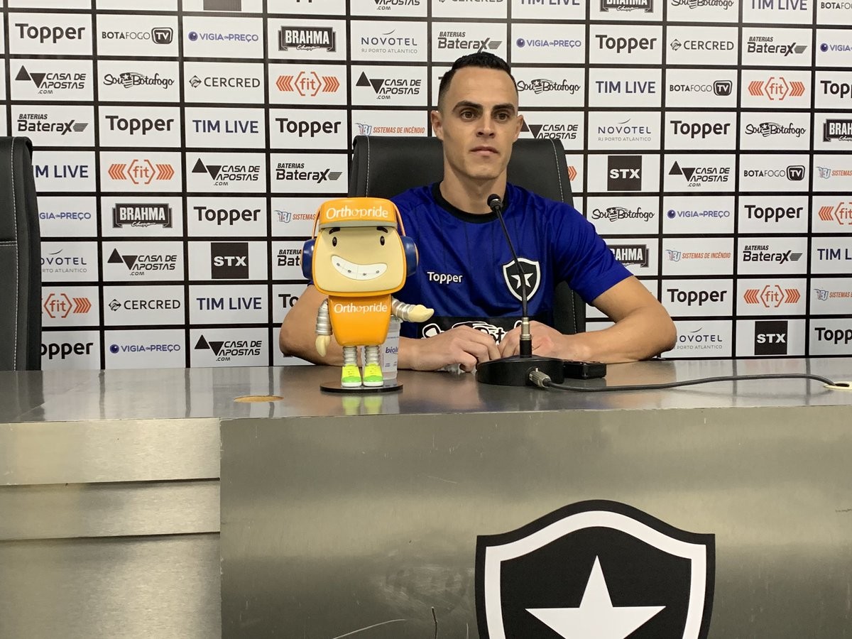 O mundo dá voltas: após teste no Botafogo em 2009, Victor Rangel vê ...