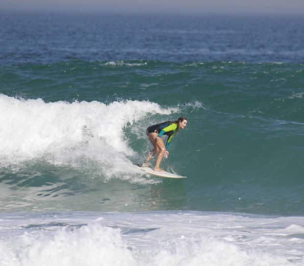 Luize Altenhofen exibe corpão em dia de surfe - Quem | QUEM News