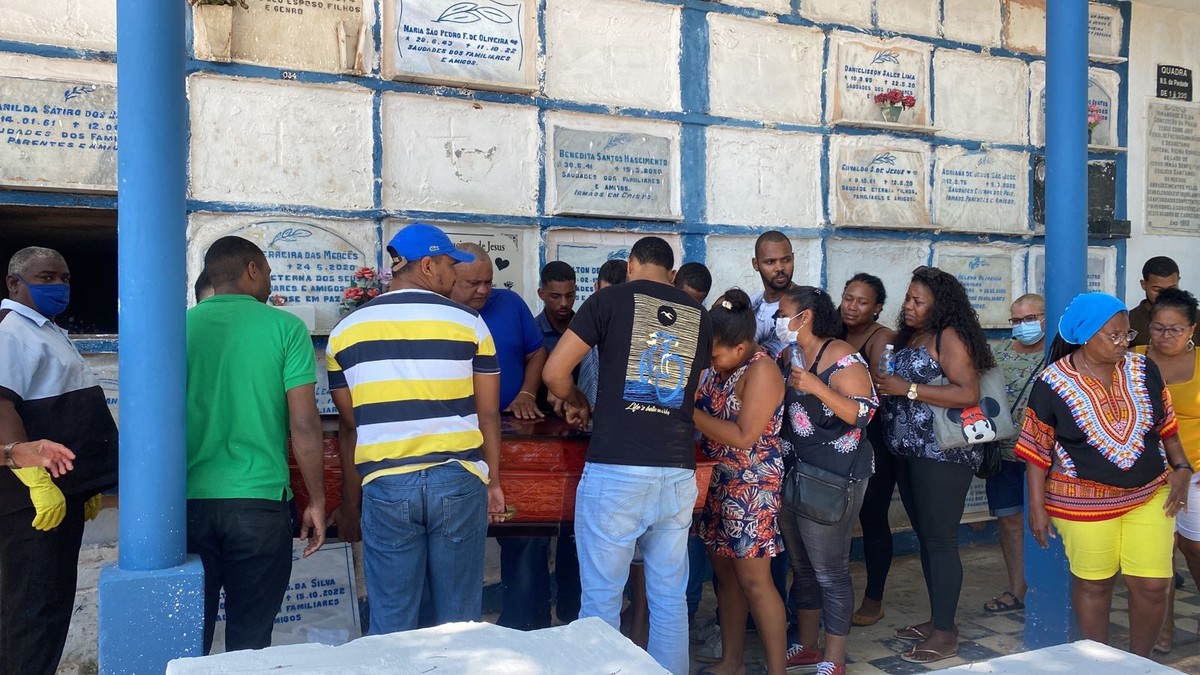 Enterrado corpo de jovem que morreu após cair de carro na BA; vítima ...