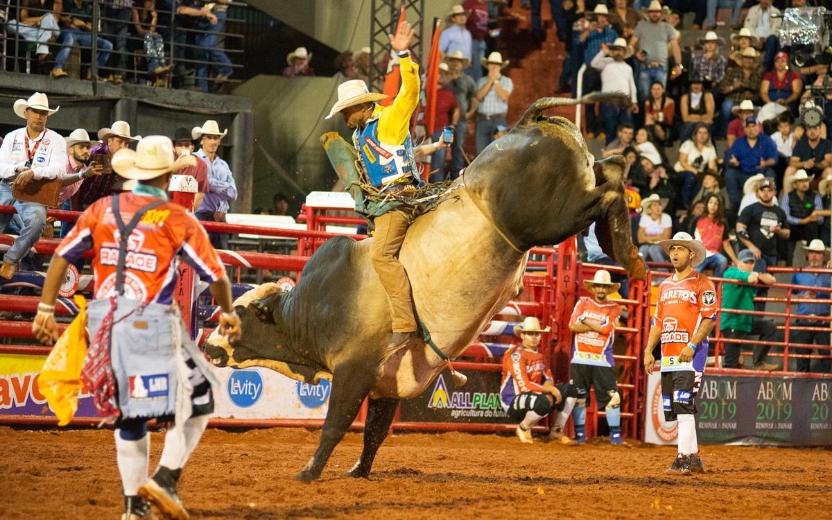 Aos 20 anos, peão de Inhumas, GO, é campeão do 27º Rodeio Internacional ...