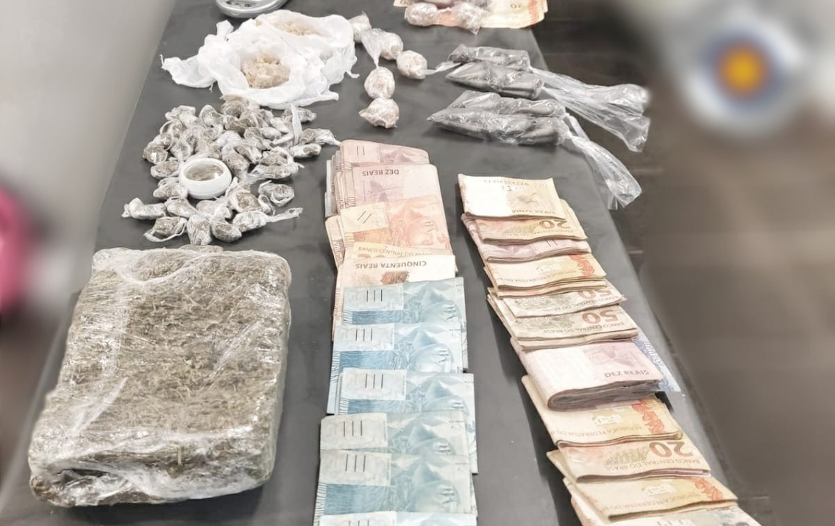 Pm Apreende Dezenas De Porções De Drogas E Mais De R 3 Mil Em