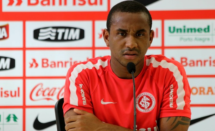 Anderson pede para falar e sai em defesa de Argel: "Nos reergueu"