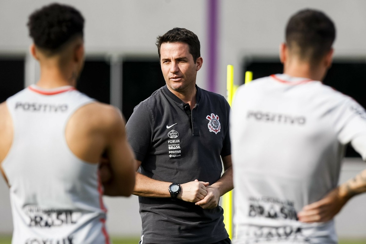Elenco enxuto faz Corinthians valorizar versatilidade no banco de ...