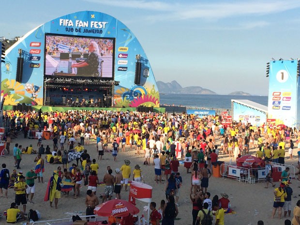 G1 - Uruguaios festejam classificação com bandeirão na Fifa Fan Fest do ...