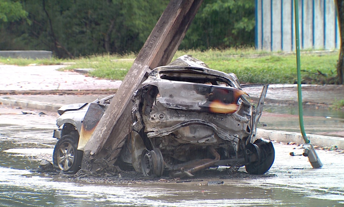 Motorista morre após carro colidir contra poste e pegar fogo em Manaus ...