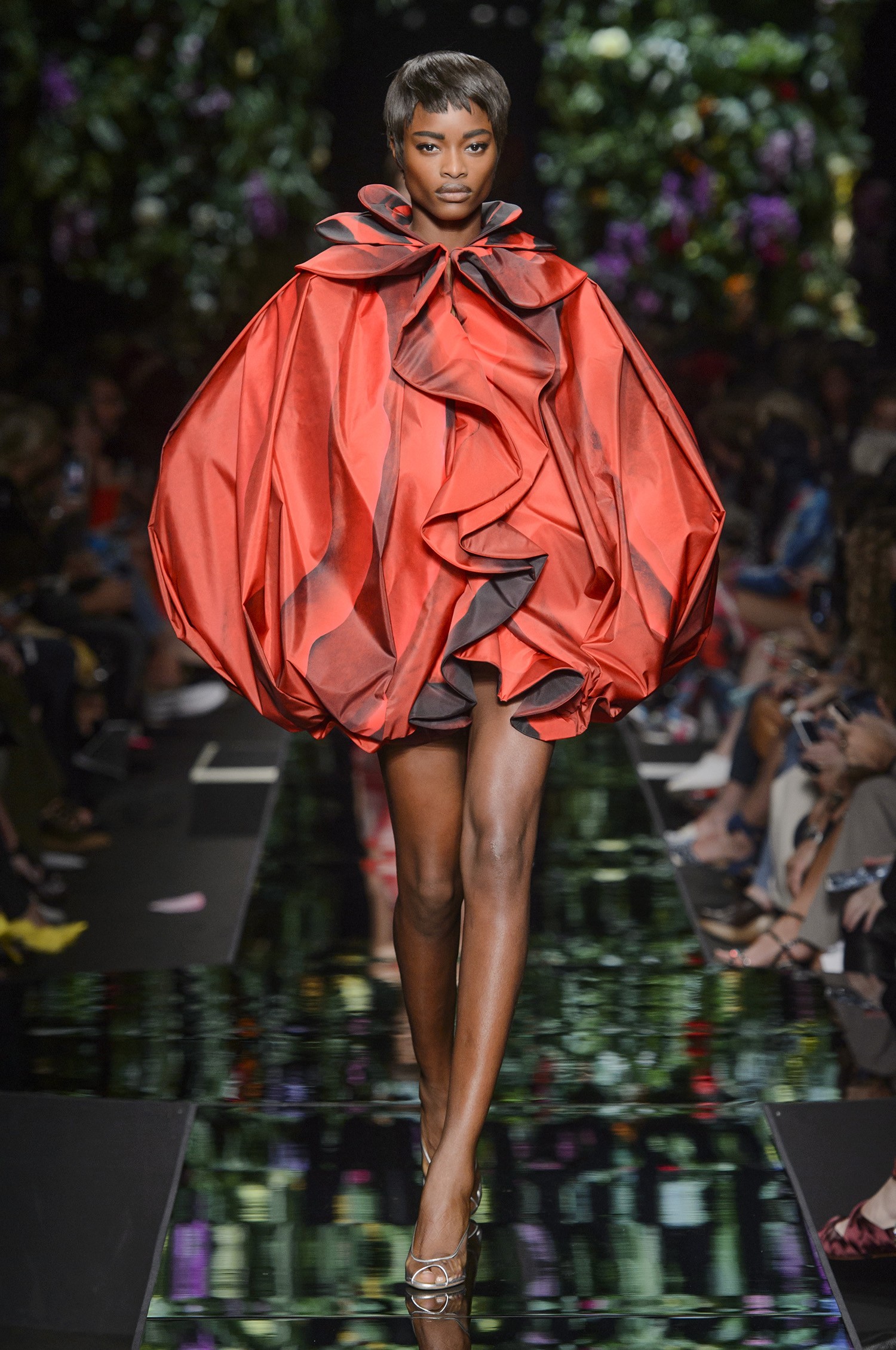 Moschino transforma instamodels em buquês vivos | Desfiles | Vogue