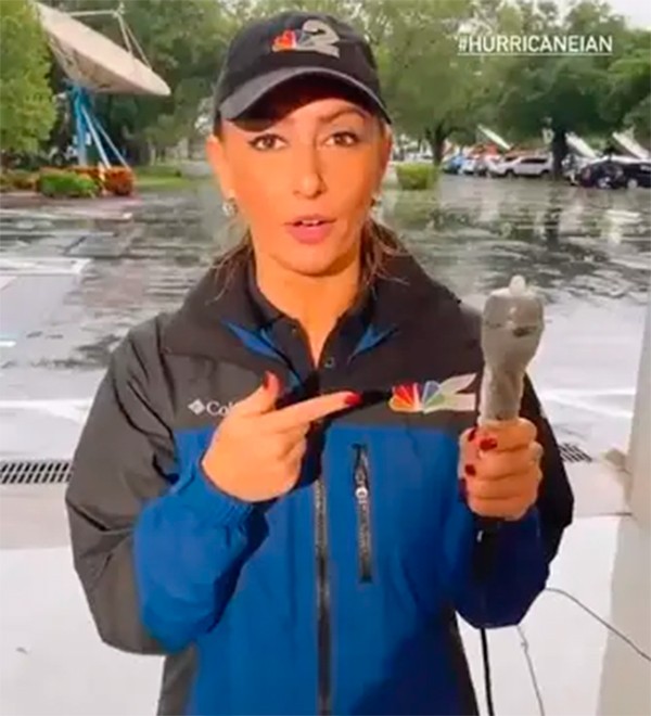 Repórter viraliza ao usar camisinha na cobertura da passagem do furacão Ian pela Flórida - Monet ...