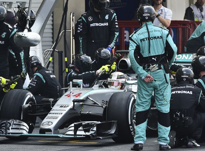 "Sem estresse", afirma Hamilton após divergência com equipe sobre pit stop