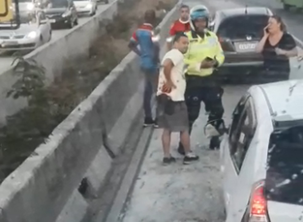 Policial e motorista são feridos durante tiroteio na Avenida Brasil, no Rio | Rio de Janeiro | G1