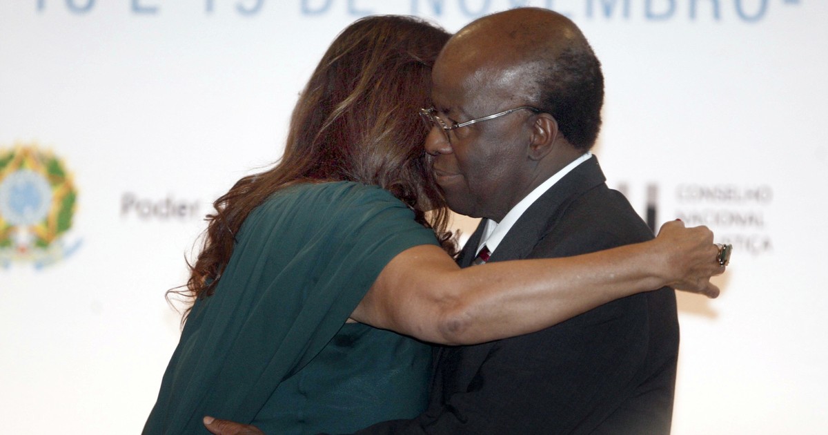 G1 - Fafá de Belém quebra protocolo e abraça Joaquim Barbosa em evento ...