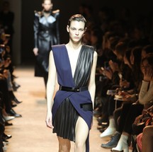 Mugler passeia em seu habitat natural com inverno 2018 oitentista ...