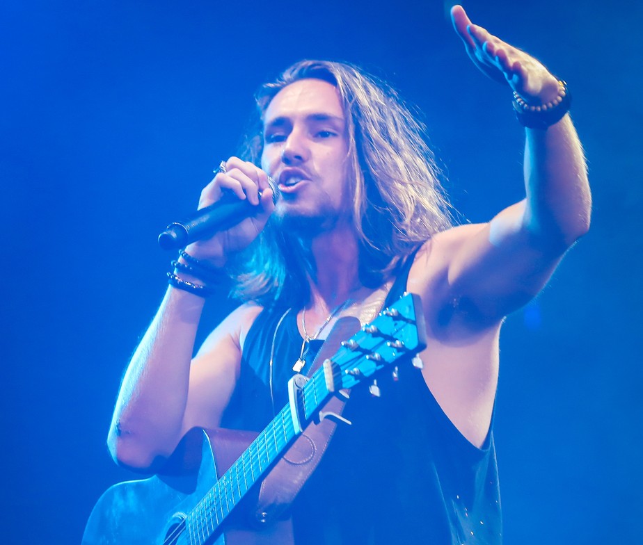 Vitor Kley ignora a chuva, vai além de 'O Sol' e leva milhares à ...