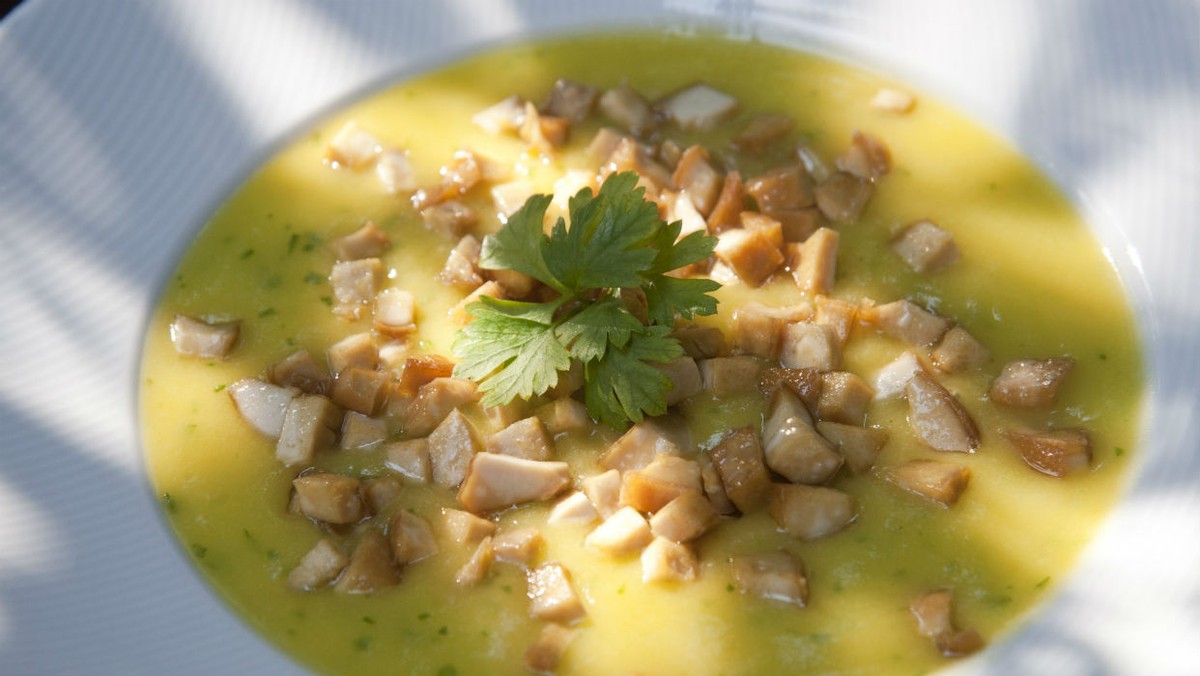 Aprenda como fazer uma sopa de batata-baroa com tofu defumado ...