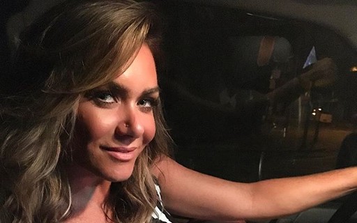 Luize Altenhofen usa short minúsculo em passeio e quase mostra demais ...