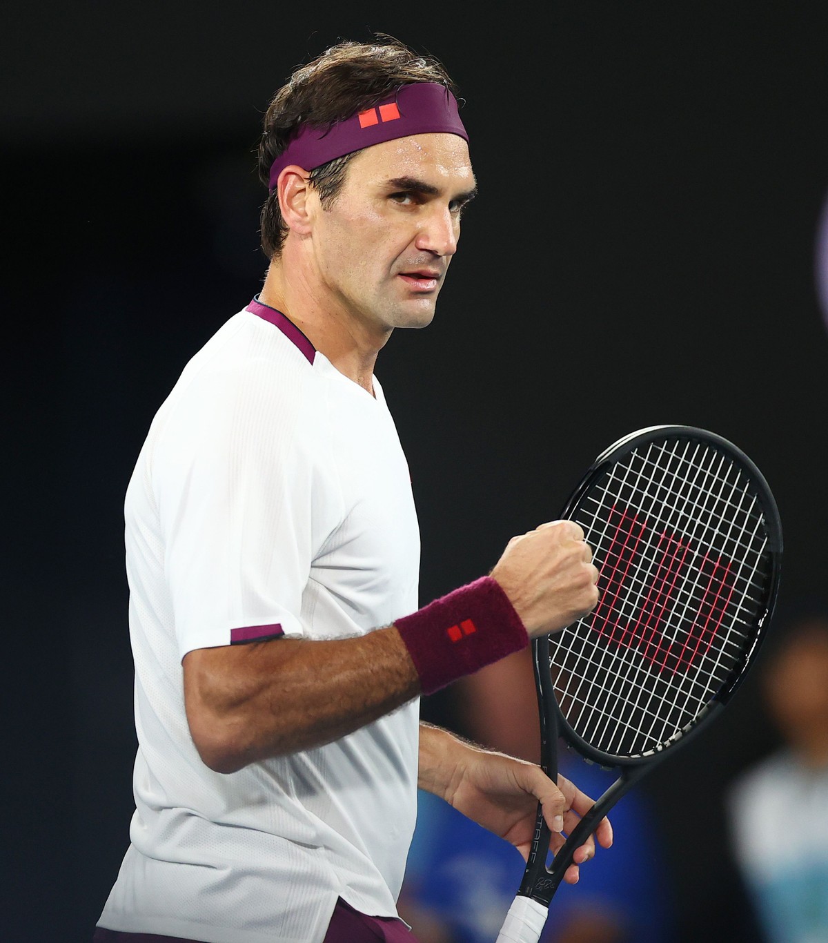 Federer começa lento, mas domina húngaro 11 anos mais novo e vai às ...