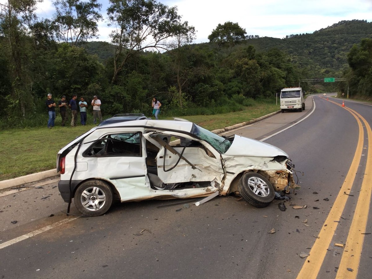 Batida entre dois carros deixa três pessoas gravemente feridas em Caldas, MG | Sul de Minas | G1