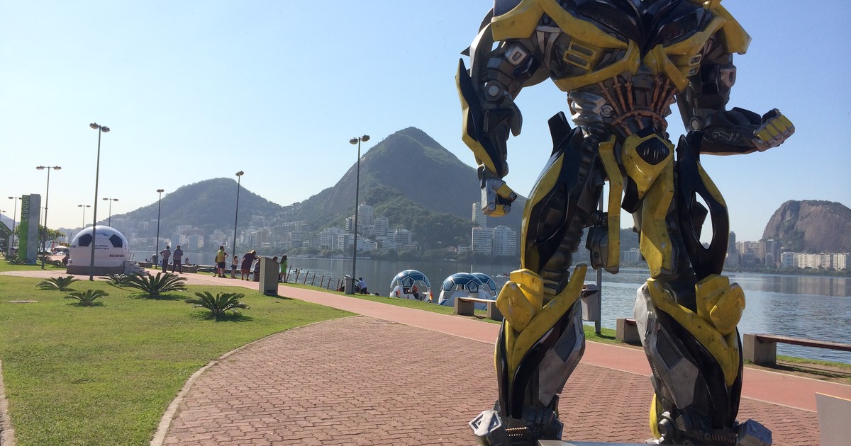 G1 - Estátua de Transformer chama a atenção na Lagoa, Zona Sul do Rio ...