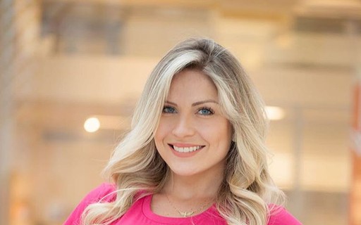 Renata D'Ávila posa linda para divulgar campanha sobre câncer de mama ...