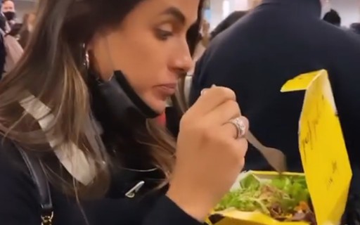 Carol Peixinho abre marmita em fila de aeroporto: Carol Peixinho abre marmita em fila de aeroporto: