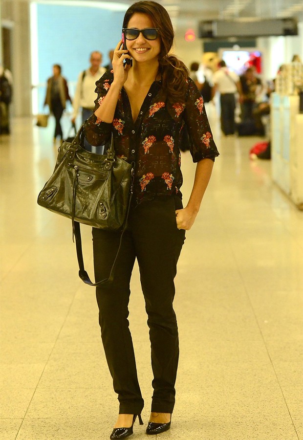 Nanda Costa chega sorridente em aeroporto, no Rio - Quem | QUEM News