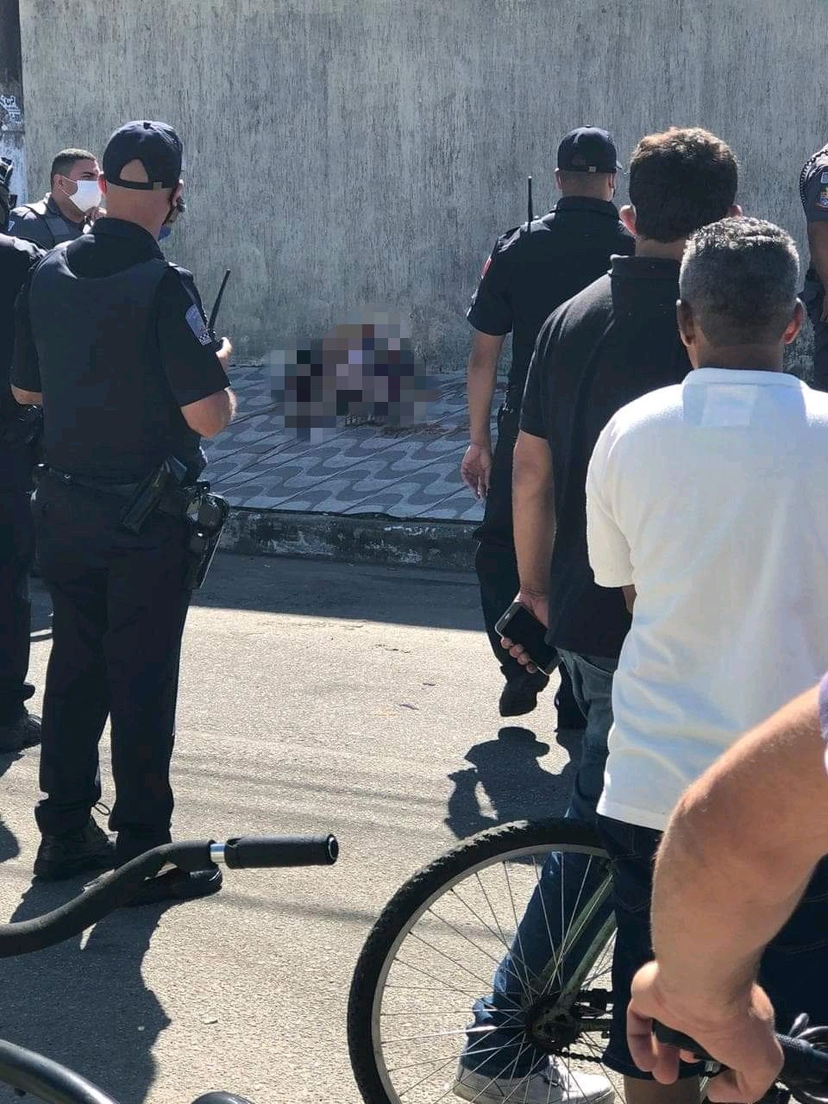 Homem Tenta Atacar Policial Com Rastelo E é Morto A Tiros Em Praia