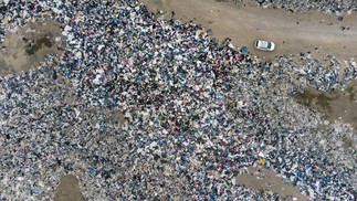 'Cemitério' de roupas no deserto do Atacama já é visível do espaço ...